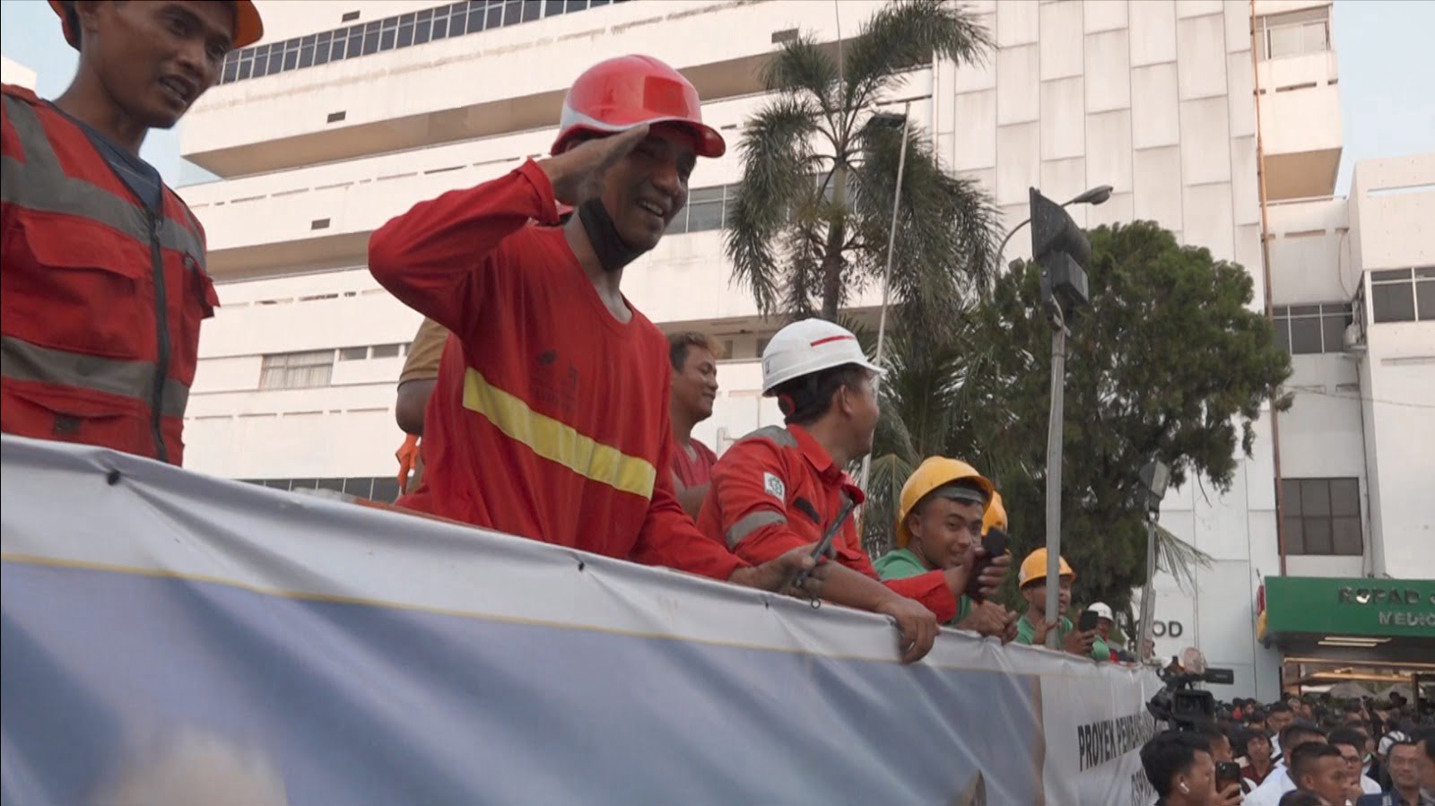 Momen Prabowo Sapa Pekerja Proyek Usai Jalani Tes Kesehatan - FRAKSI ... Momen Prabowo Sapa Pekerja Proyek Usai Jalani Tes Kesehatan - FRAKSI ...